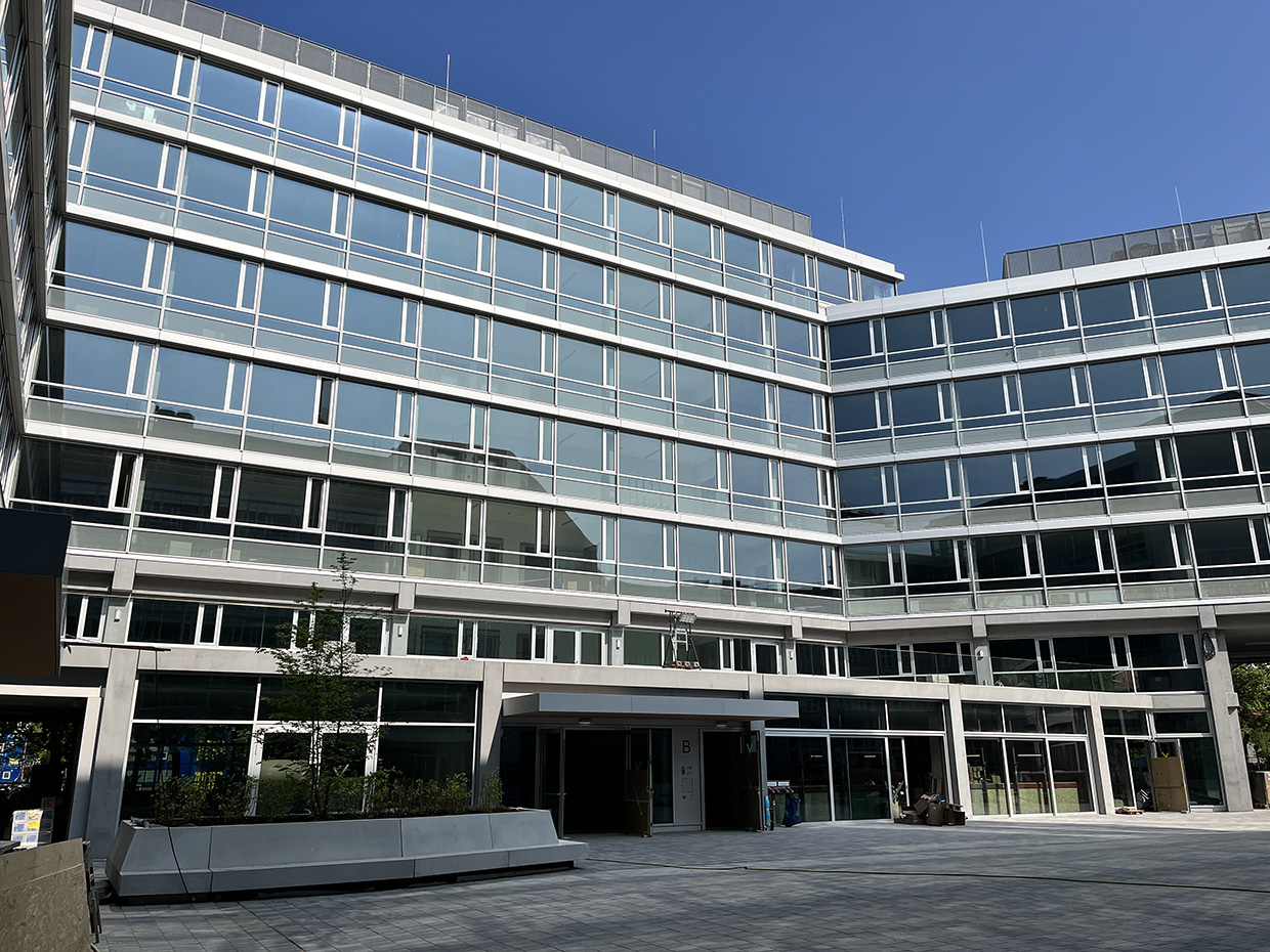 Residental and commercial building New Courts